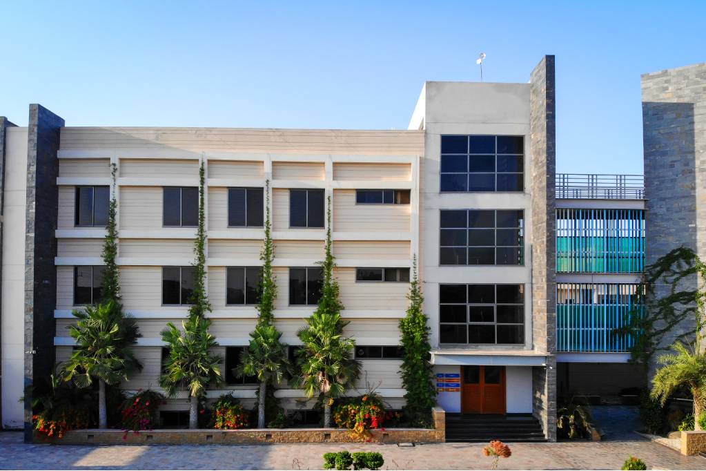 Home - Mukabbir College Gujrat